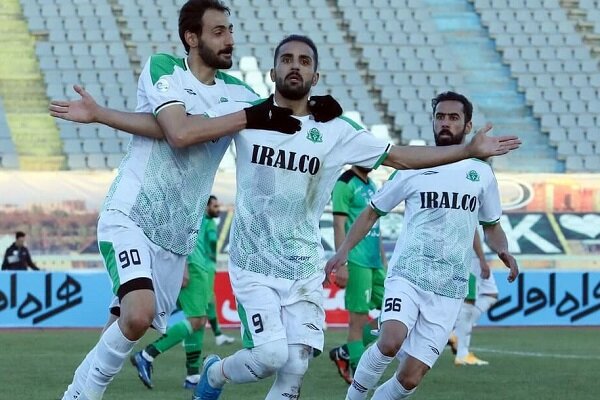 سلفی عجیب مهاجم پرسپولیس در کنار ماشین تصادفی مچاله شده‌اش عکس